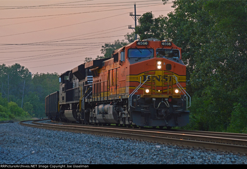 BNSF 4566